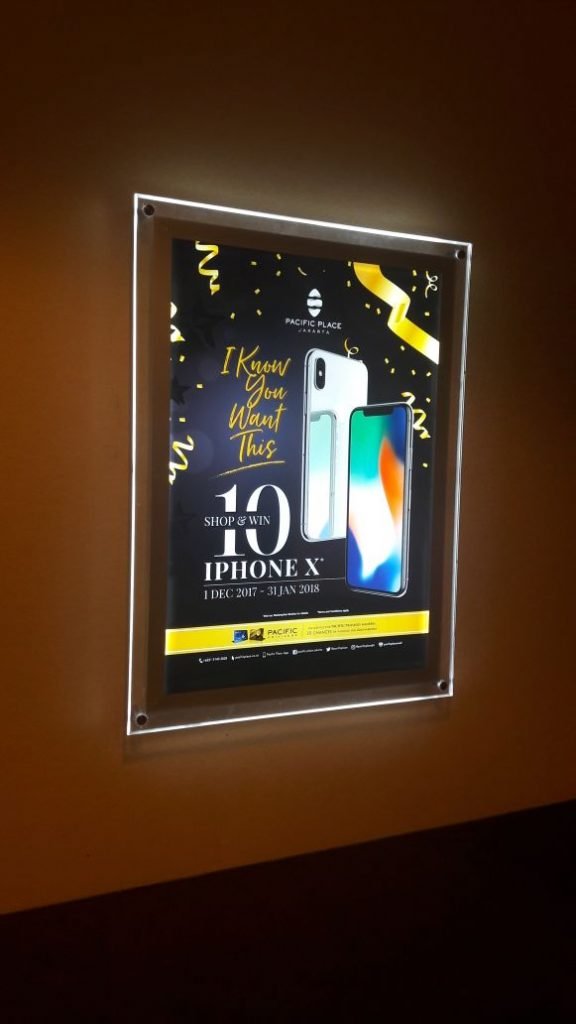 Frame Display Poster Akrilik - Queen Neon Sign